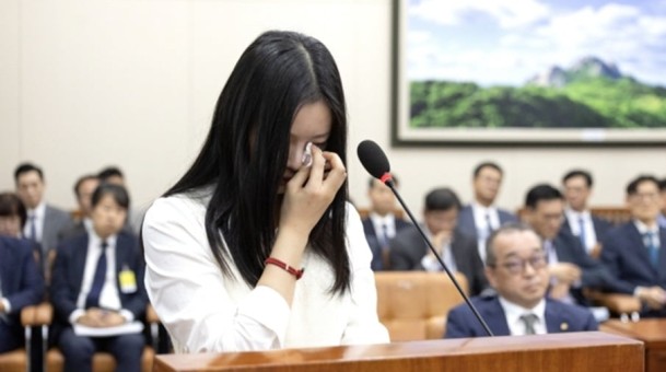 NewJeans的Hanni在議會審計期間含淚回應職場欺凌指控 - SeoulSunday.com