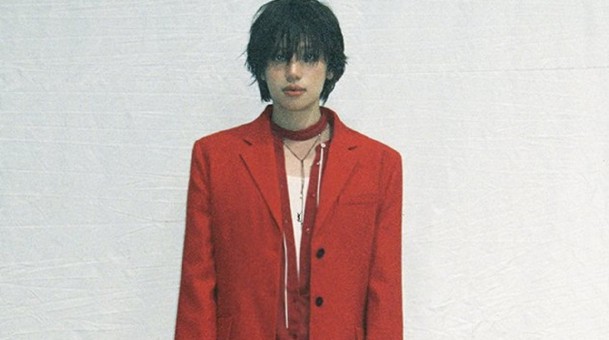 TEEN TOP's Niel 4th solo mini album 發布前展示醒目紅色西裝造型 - SeoulSunday.com