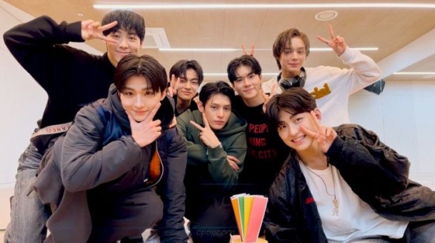 HYBE新男團成員Leo退團，此前因歌詞遭炮轟，其他6人重新準備 - SeoulSunday.com