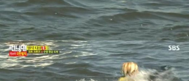 《Running man》Amber專業級游泳實力令人驚嘆，「好像遇到水的海豚」 - SeoulSunday.com